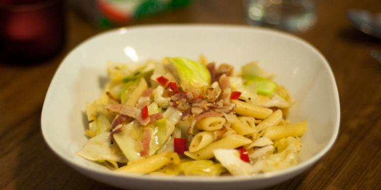 Pasta corta con repollo (col) y tocineta - amantesdelacocina